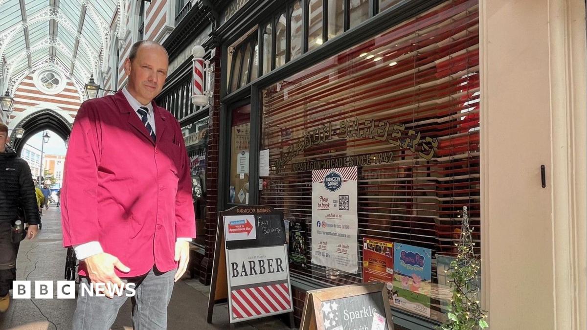 Hull: Paragon barber's final cut after 40-years in same shop - BBC News