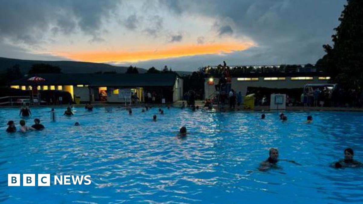 Hundreds brave the cold for full moon Ilkley Lido swim - BBC News