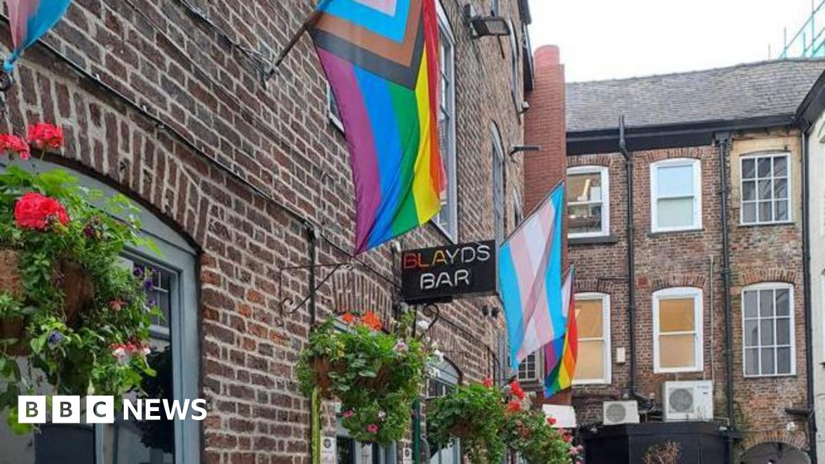 Leeds bar boss thanks public after new licence granted - BBC News