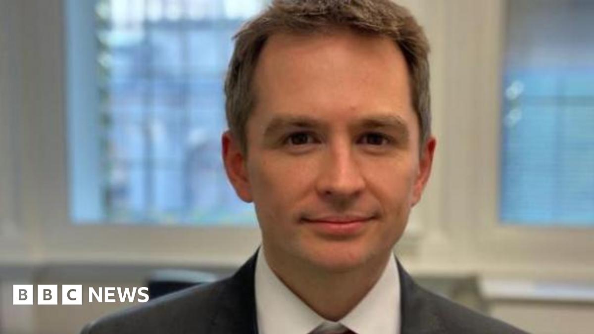 MP 'fighting hard' over Morley post office closure plan - BBC News