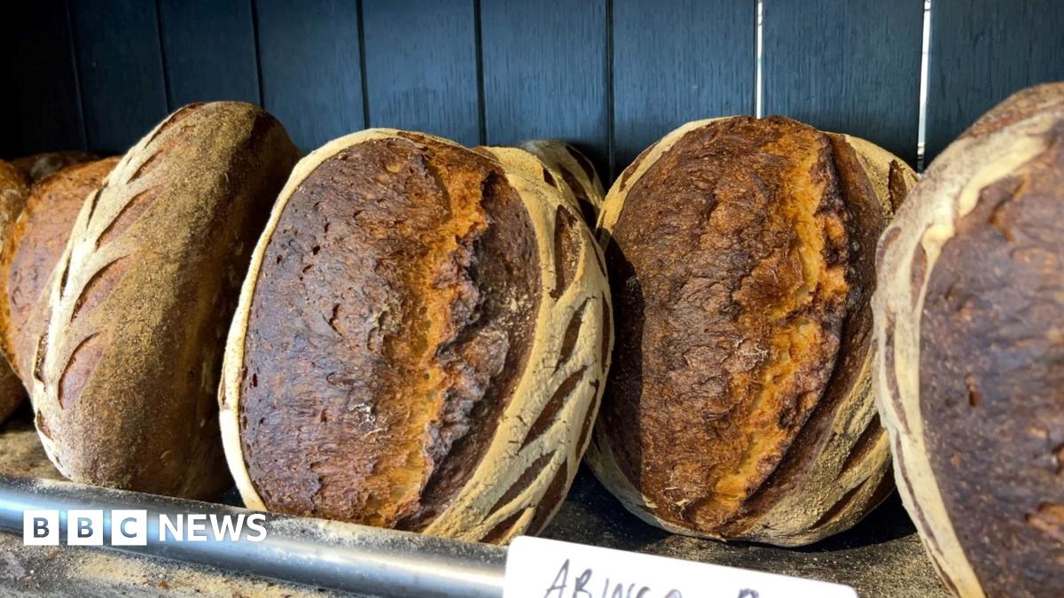 Oxfordshire bakery wins three gold medals at Best Loaf awards - BBC News