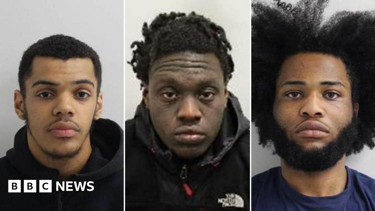Hackney: Three men wanted in connection with fatal stabbing - BBC News