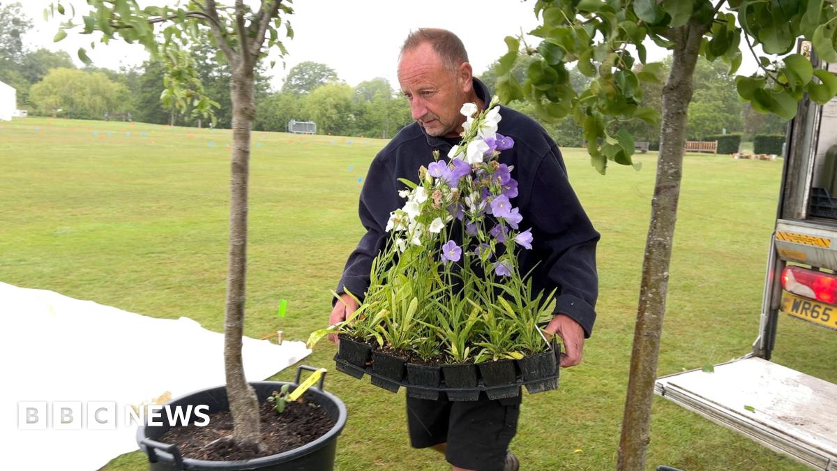 Freely Fruity takes sustainability message to royal flower show - BBC News
