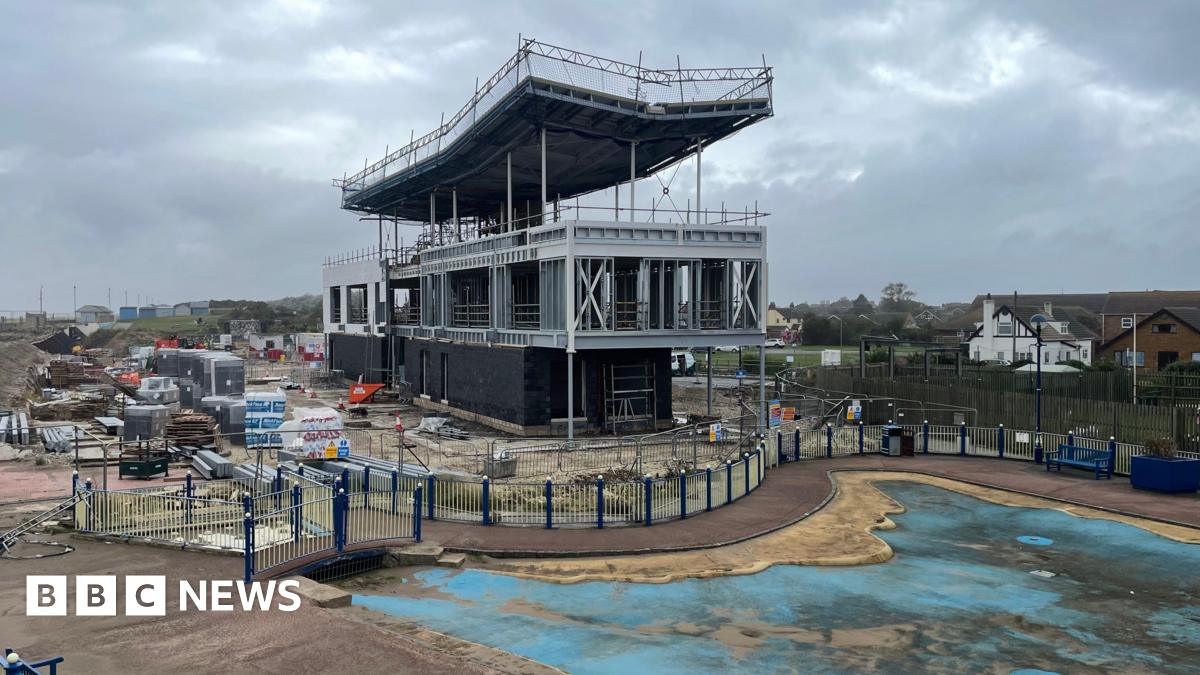 Sutton-on-Sea struggles amid 'horrible' improvement work - BBC News