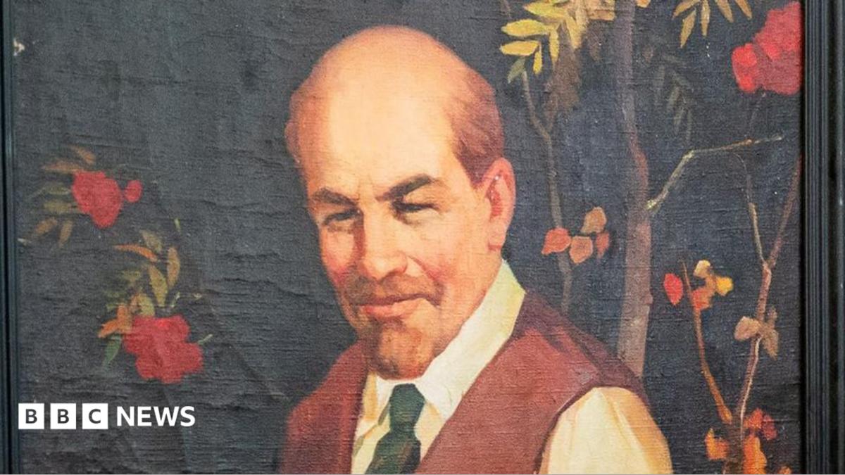 Life-size Lenin portrait among Soviet Union art up for auction - BBC News