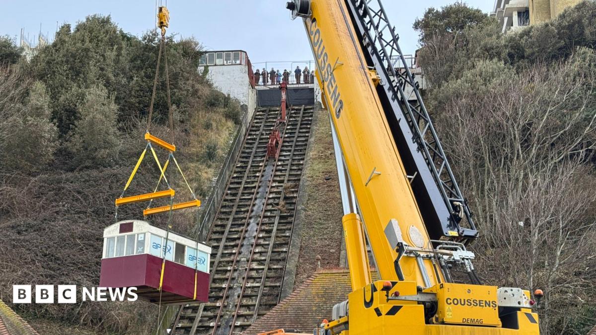 Folkestone: Leas Lift carriages removed for restoration - BBC News