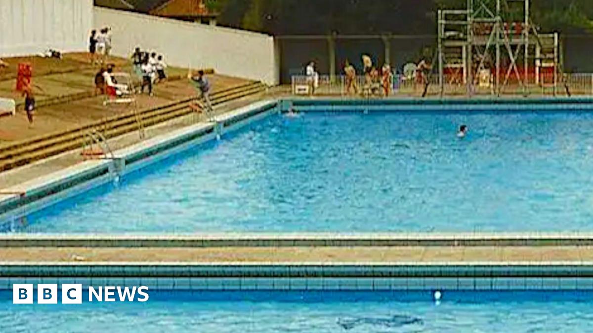 Broomhill lido restoration hit by funding shortfall - BBC News