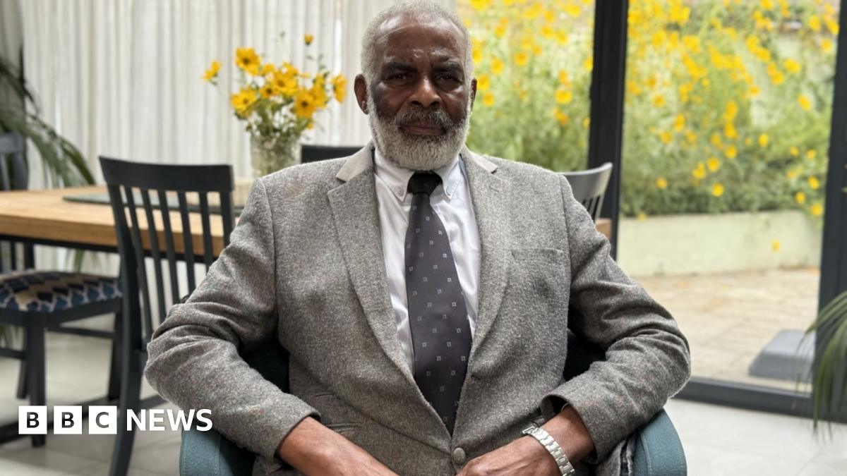 Stephen Lawrence murderer must name other killers, father says - BBC News