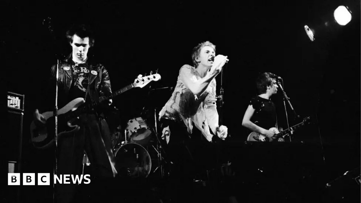 Wolverhampton's historic Lafayette nightclub gets blue plaque - BBC News