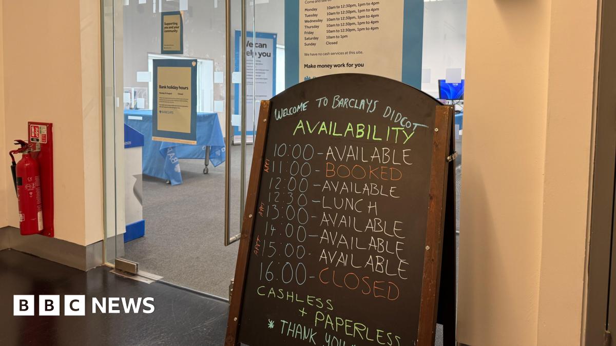 Oxfordshire libraries to trial new pop-up bank branches - BBC News
