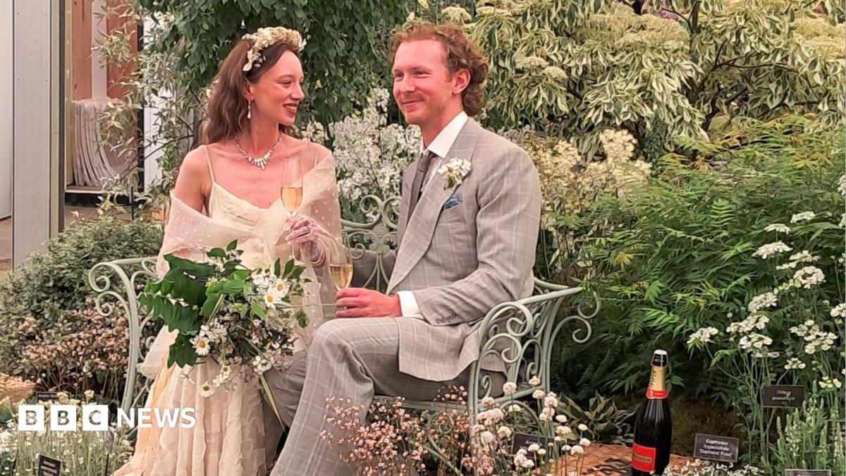 Upton-upon-Severn woman's wedding garden wins gold at Chelsea - BBC News