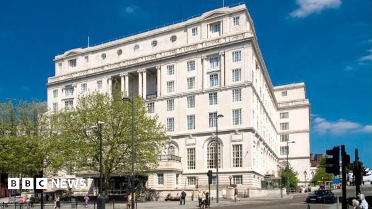 Liverpool: Adelphi Hotel applies to host boxing and wrestling - BBC News
