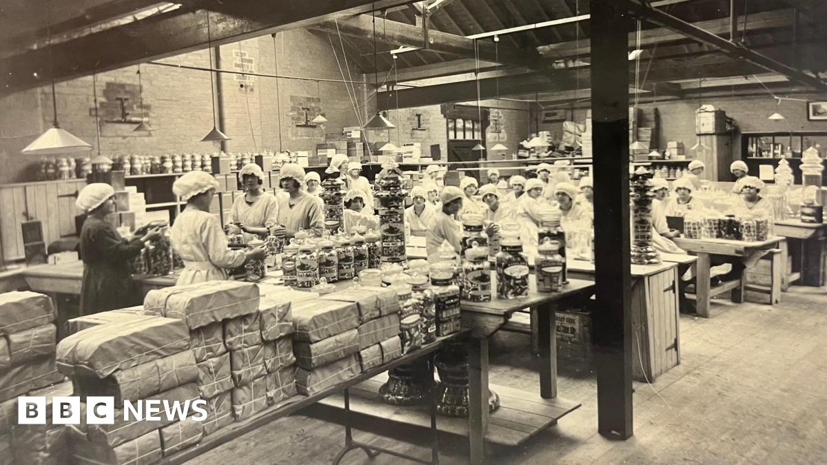 The day a sweet factory in Hull sang to the nation - BBC News