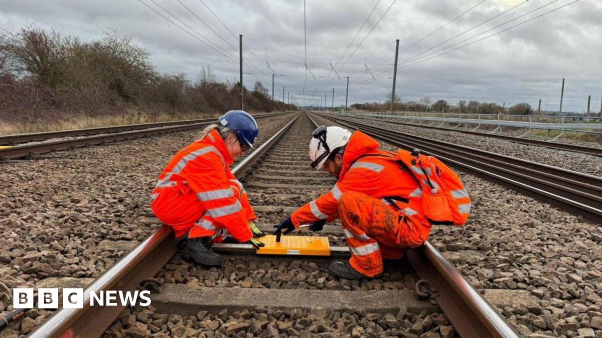 Weekend rail disruption warning for Network Rail works - BBC News