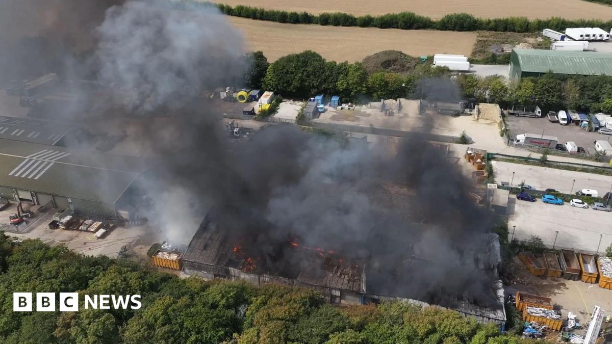 A259 Climping: Warnings over 'huge' traffic as fire closes road - BBC News