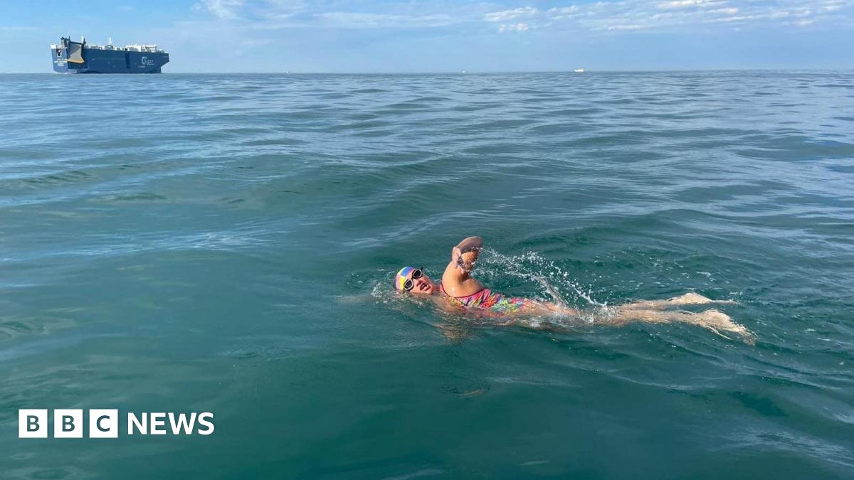 Blind Paralympian Melanie Barratt completes Channel swim - BBC News