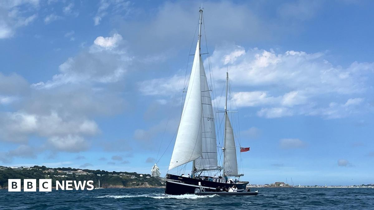 Young sailing crews start race early ahead of poor weather - BBC News