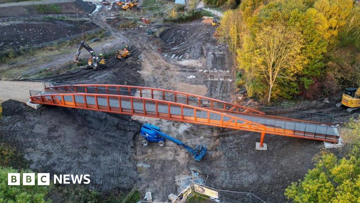 Chesterfield Canal: 'Milestone' as new bridge installed - BBC News