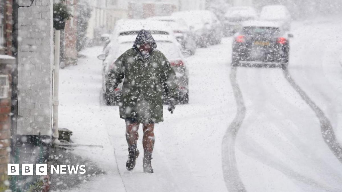 Warnings as snow falls across Kent and Sussex - BBC News