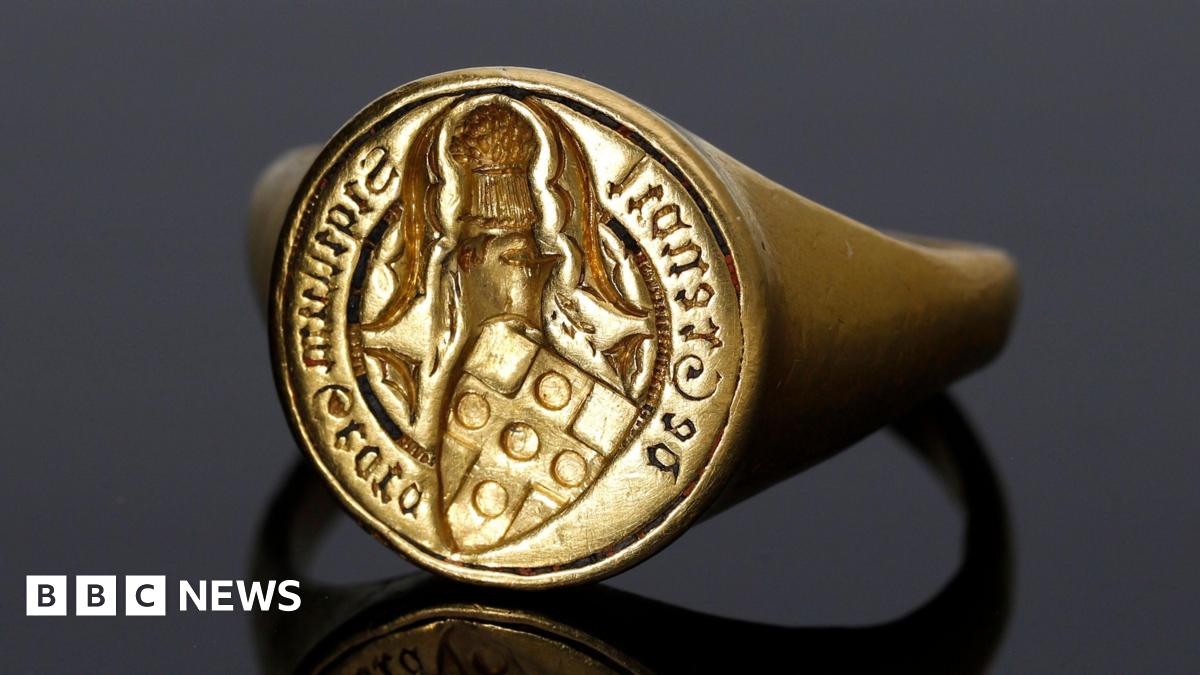 Former PM's ring found in Aylesbury field sells for £9,500 - BBC News