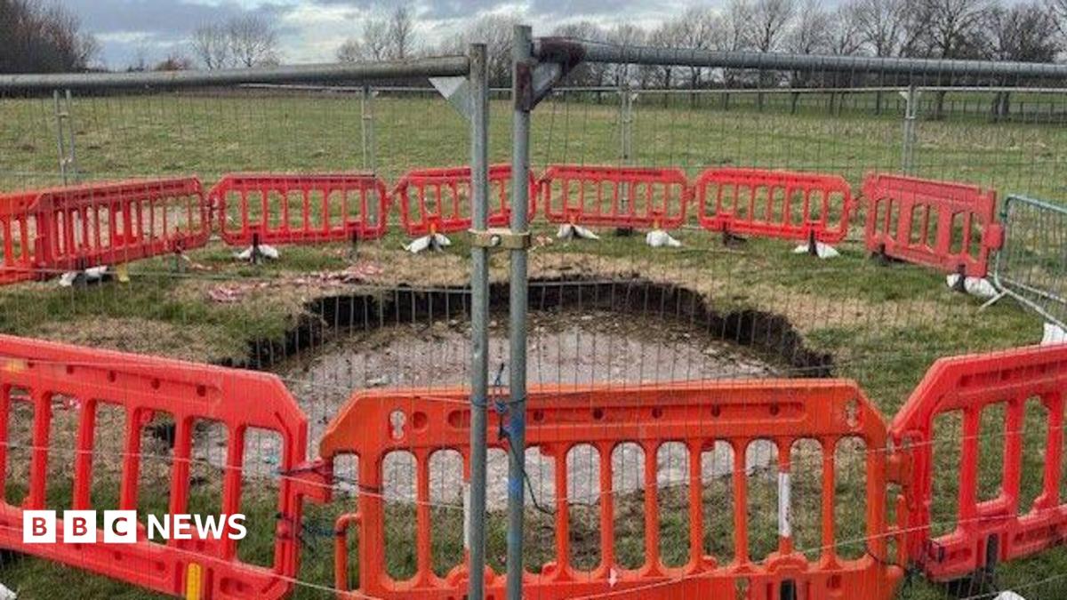 New fencing after Eston sinkhole barriers removed - BBC News