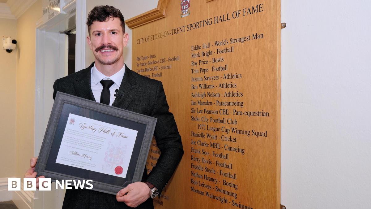 Boxer Nathan Heaney joins Stoke-on-Trent sporting hall of fame - BBC News