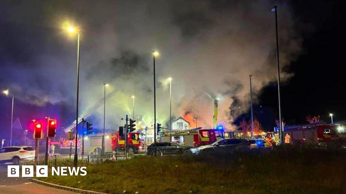 Cheshire: Fire crews battle to save 400-year-old pub - BBC News