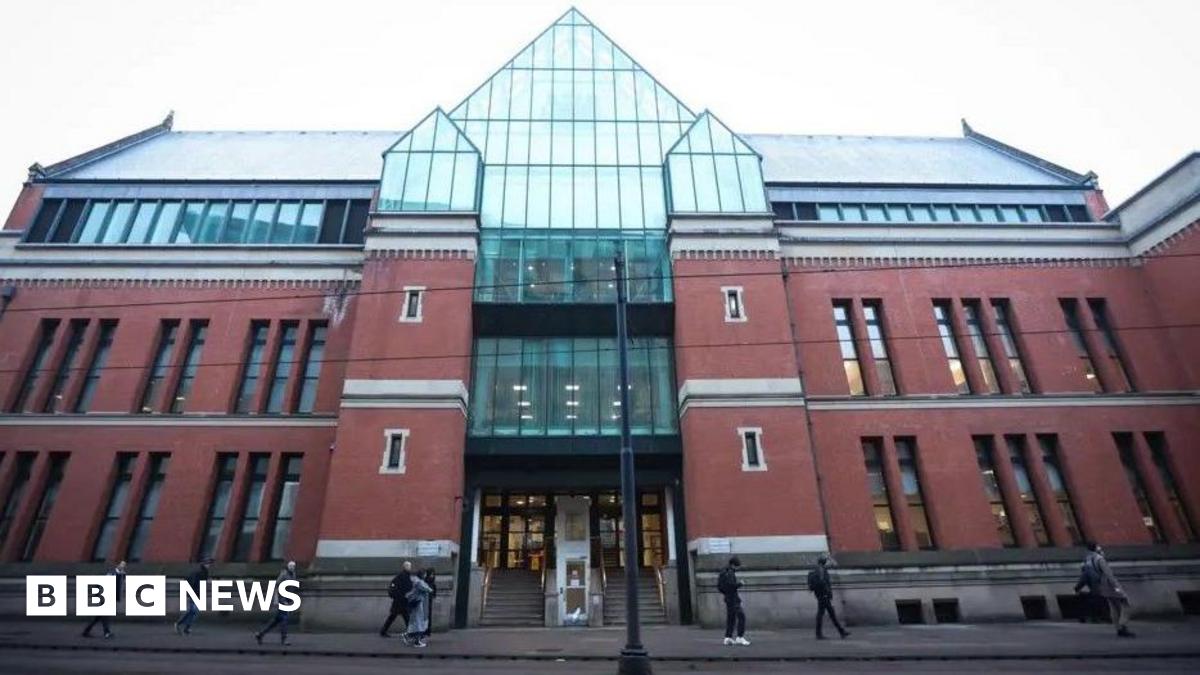 Judge halts trial of alleged grooming gang in Rochdale - BBC News