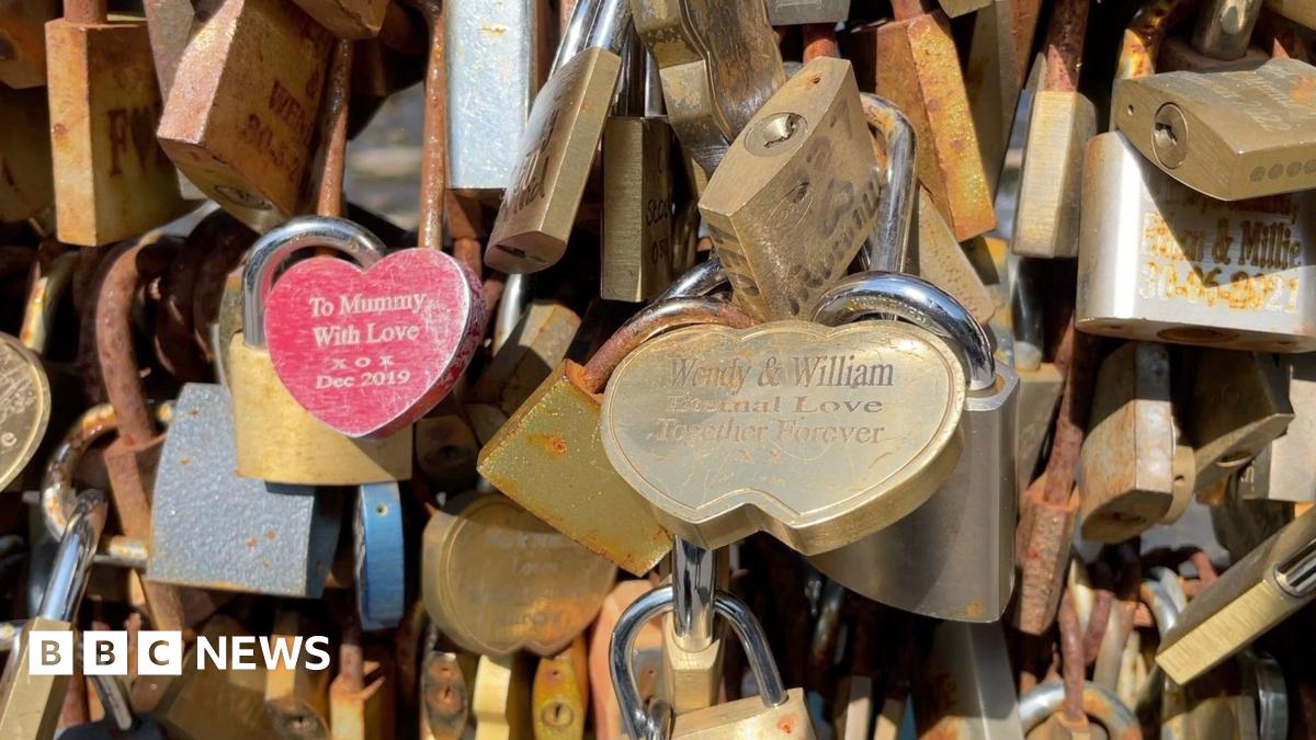 Landmark Bakewell bridge closes for removal of love locks - BBC News