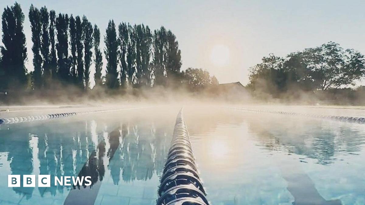 Abbey Meadow: 'Surge' in visitors at outdoor swimming pool - BBC News