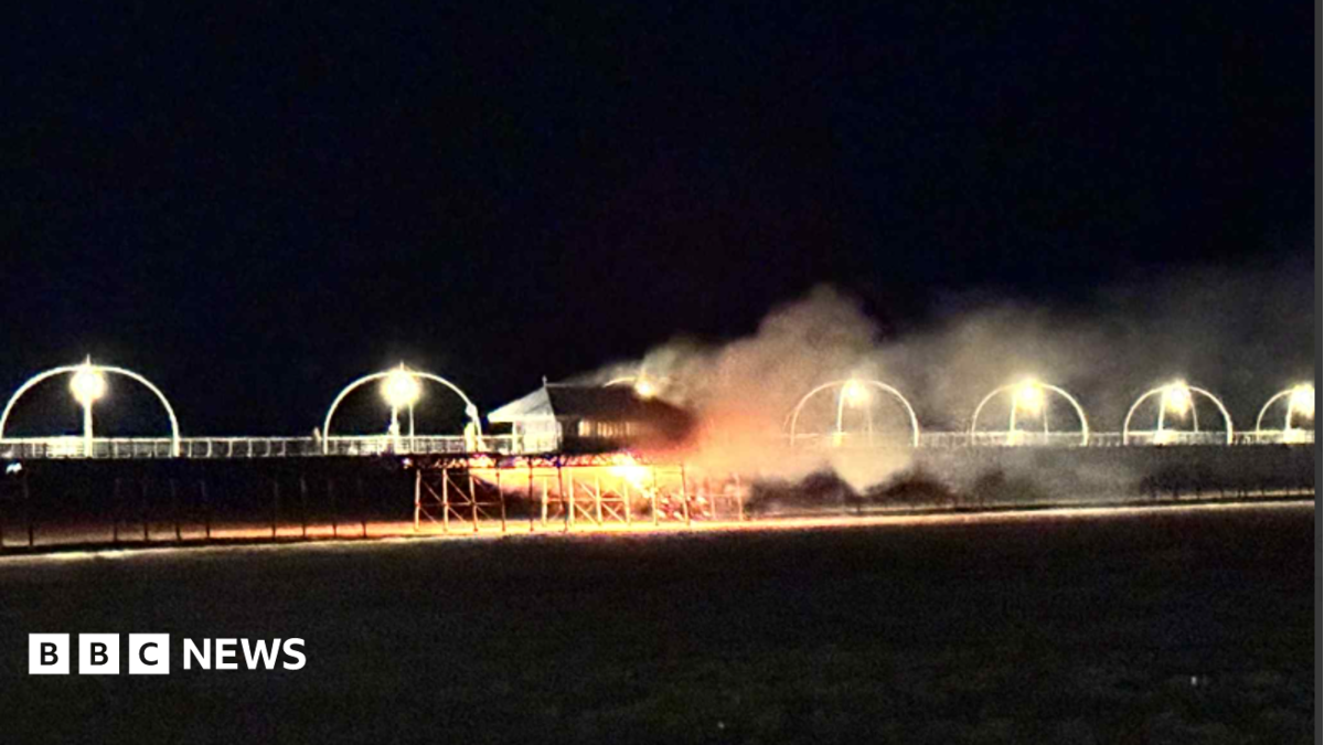 Southport fire crews tackle blaze on Victorian pier - BBC News
