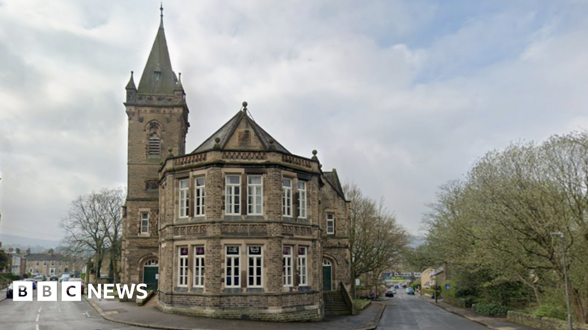 Building work at Glossop's Victoria Hall 'to double capacity' - BBC News