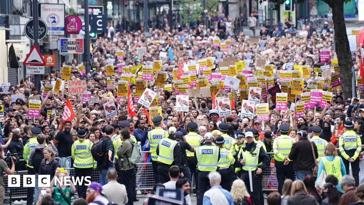 Anti-racism protesters gather in London to show 'unity' - BBC News
