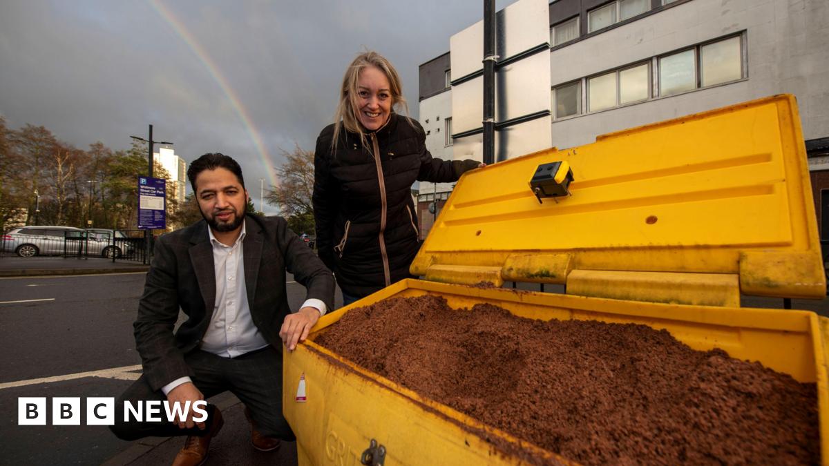 Grit bin sensors alerting Wolverhampton crews when refills due - BBC News