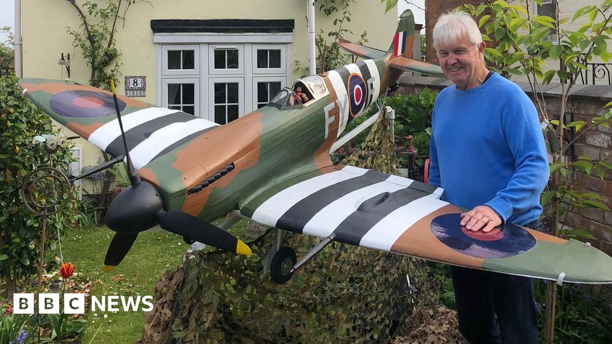 Cubbington man completes model Spitfire after 5 years - BBC News