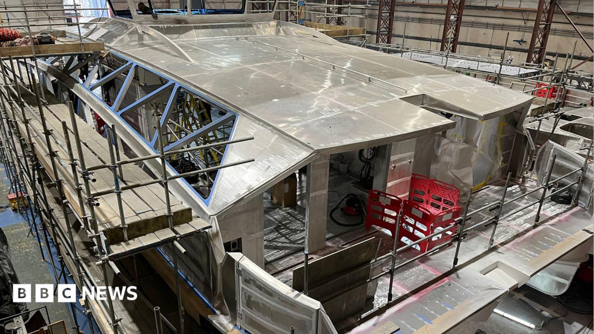 Isle of Wight: All-electric Thames ferry being built on island - BBC News