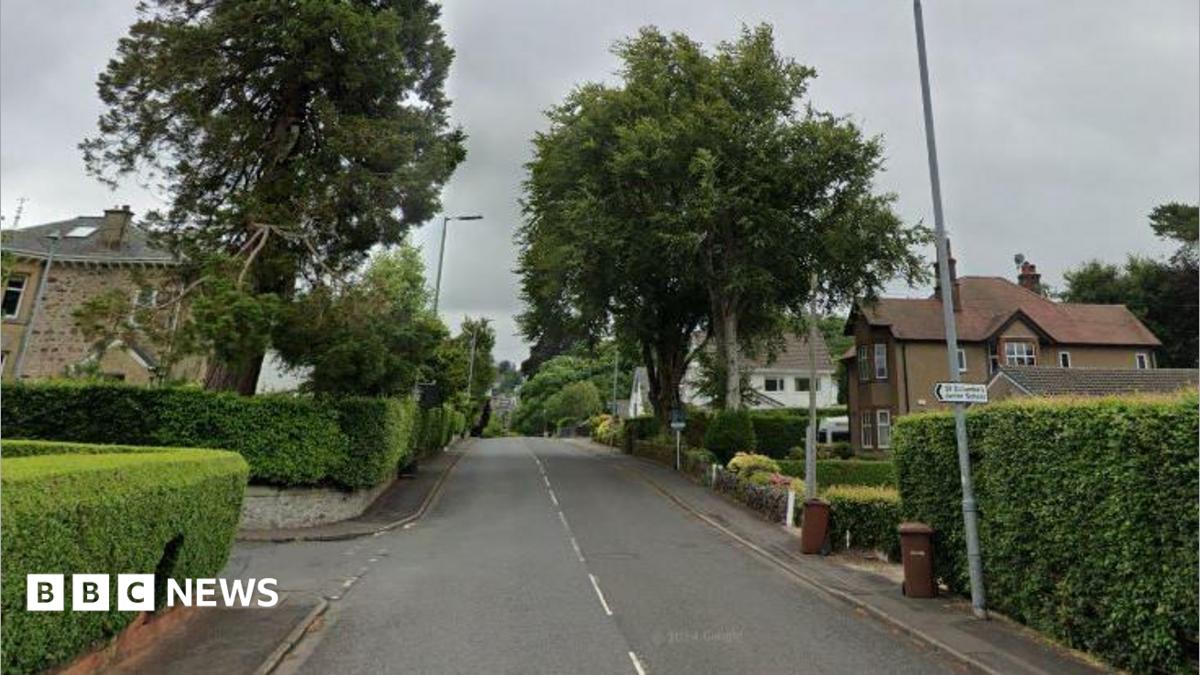 Kilmacolm children's race mistakenly ends up on busy road - BBC News