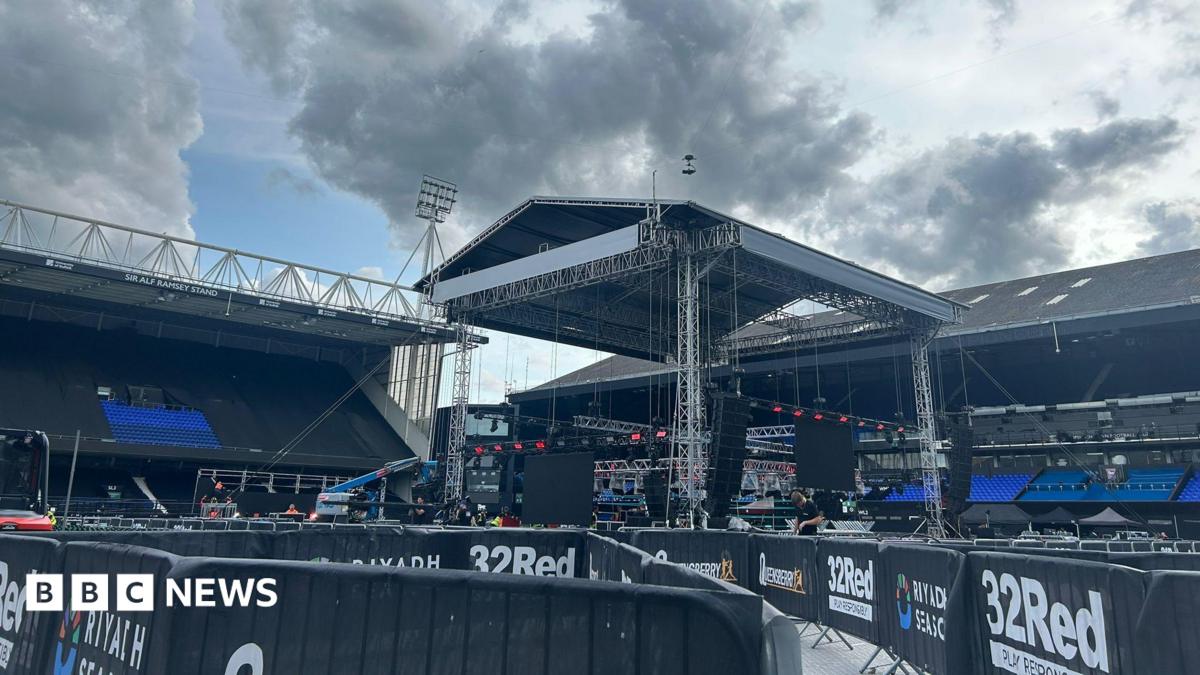 Portman Road becomes boxing arena for Wardley Huni fight - BBC News
