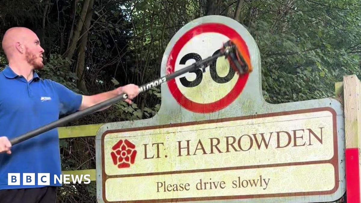 The Wellingborough road sign washer cleaning up on TikTok - BBC News