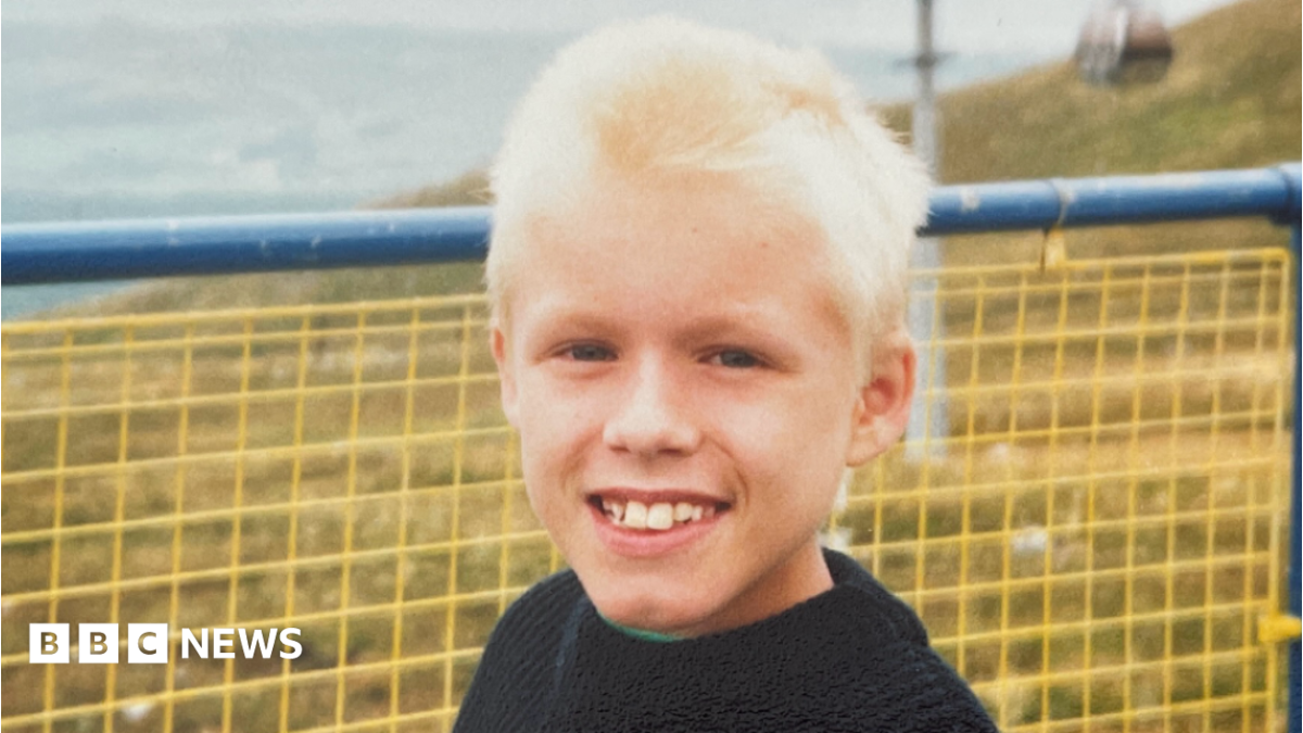 Infected blood scandal: Nailsea boy 'shunned' for having HIV - BBC News