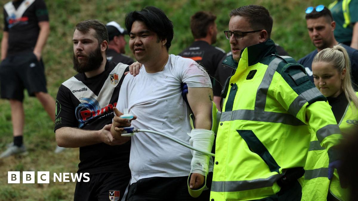 Gloucestershire cheese rolling: Two people taken to hospital - BBC News