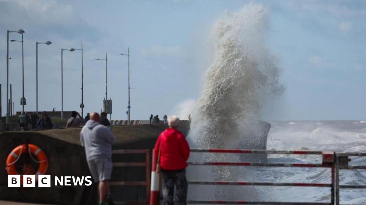 Storm Lilian: Festivals and travel disrupted by strong winds - BBC News