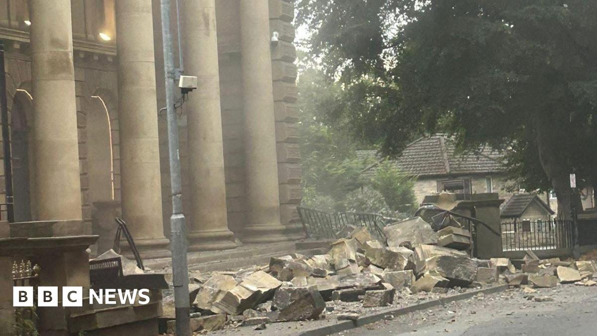 Part of Victorian building in Cleckheaton collapses into street - BBC News