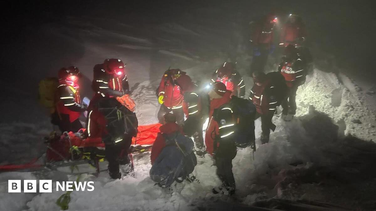 Peak District: Mountain rescue volunteers save walker from snow - BBC News