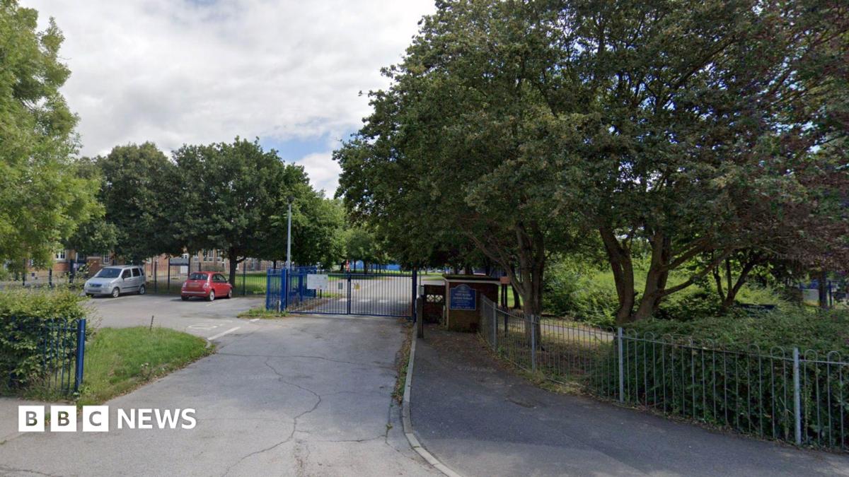 Hayling Island: Infant school closed after severe flooding - BBC News