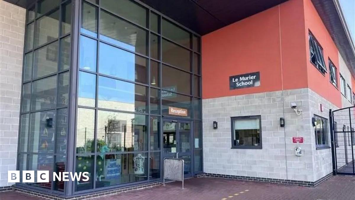 Guernsey's Le Murier school earns top ratings in Ofsted report - BBC News
