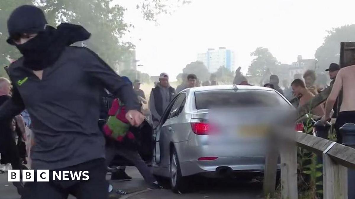 Hull riot: Romanian BMW driver tells of ordeal - BBC News