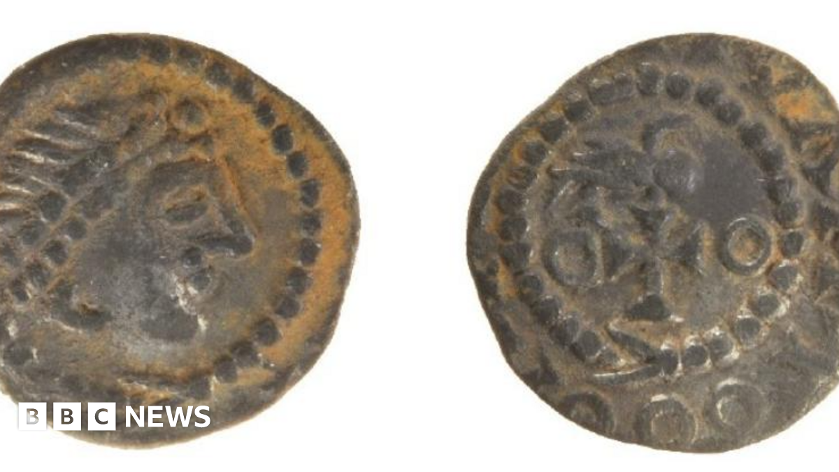 Stoke Row villagers' campaign helps to buy treasure hoard - BBC News