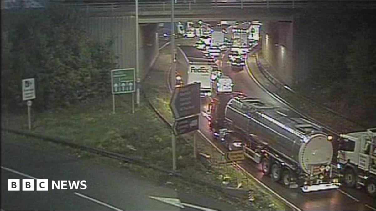 M25 exit closed at Thurrock after two-vehicle crash - BBC News