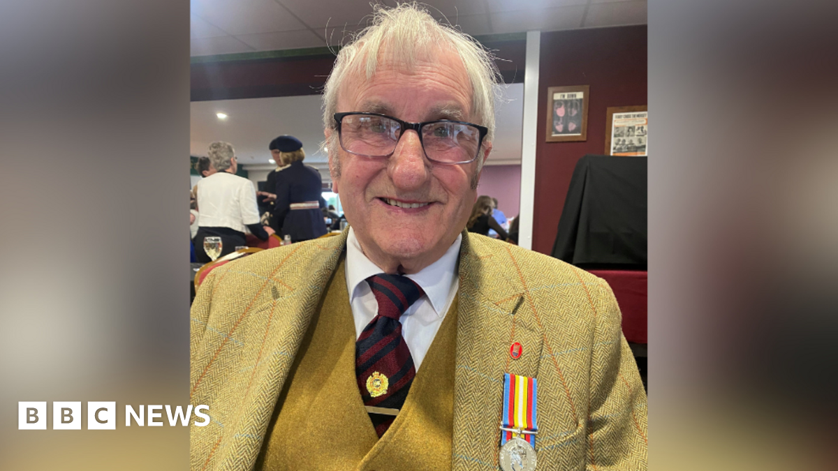 Derbyshire: 'Hero' veteran receives nuclear testing medal - BBC News